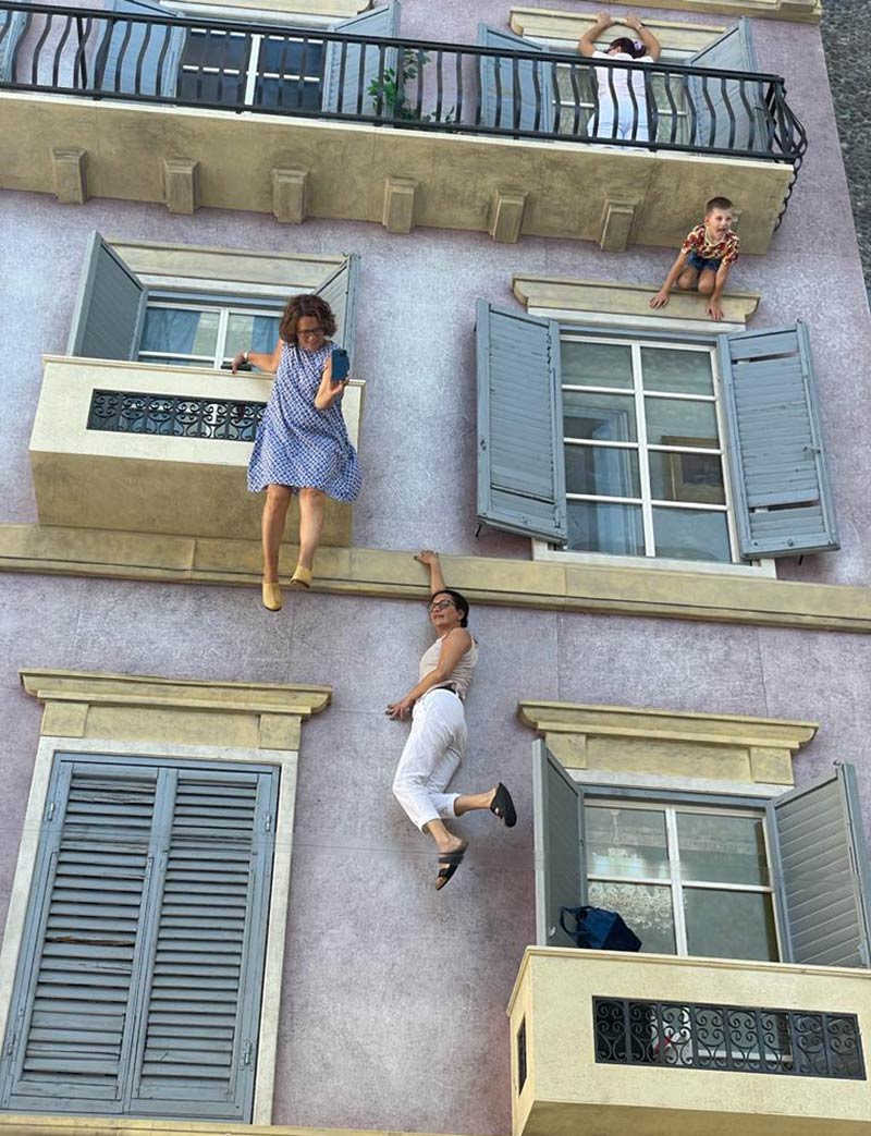 Oltre la soglia, la mostra di Leandro Erlich che piace a grandi e ...